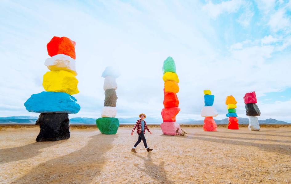 SEVEN MAGIC MOUNTAINS – BẢO TÀNG SẮC MÀU GIỮA SA MẠC NƯỚC MỸ
